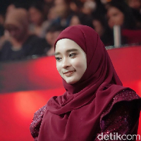 Foto: Gaya Glamour Inara Rusli Saat Raih Penghargaan Bukan Jalur Prestasi