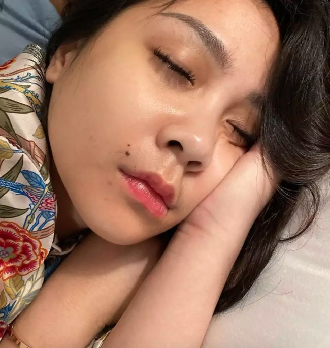 7 Gaya Nagita Slavina Saat Tidur sampai Mangap, Dipuji Netizen Tetap Cantik