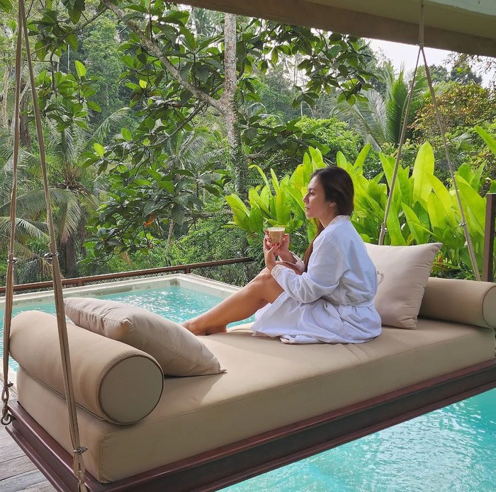 Pesona Wulan Guritno Saat Ngopi dan Nongkrong di Kafe