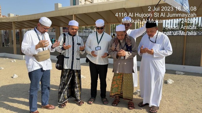 Anies Ziarah ke Makam KH Maimoen Zubair Ditemani Gus Najih Anies Ziarah ke Makam KH Maimoen Zubair Ditemani Gus Najih