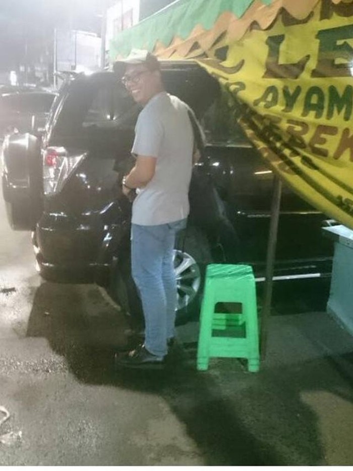 Kocak! Potret Mobil yang Terperangkap di Tenda Pecel Lele dan Nasi Uduk