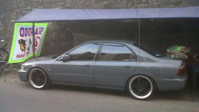 Kocak! Potret Mobil yang Terperangkap di Tenda Pecel Lele dan Nasi Uduk