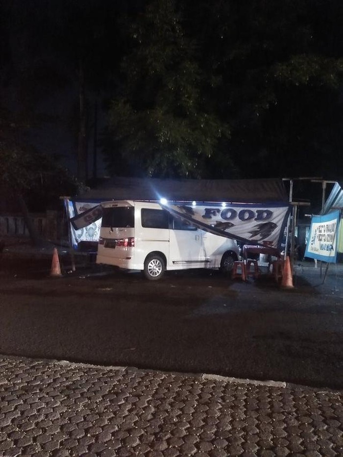 Kocak! Potret Mobil yang Terperangkap di Tenda Pecel Lele dan Nasi Uduk