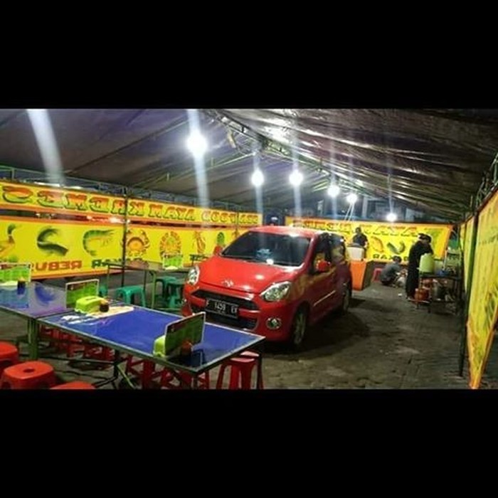 Kocak! Potret Mobil yang Terperangkap di Tenda Pecel Lele dan Nasi Uduk