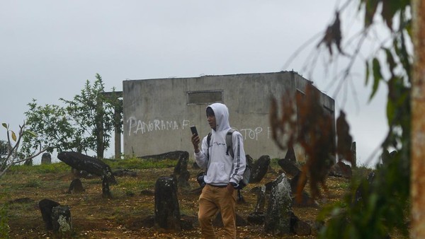 Sedih, Situs Menhir Simawang di Tanah Datar Terbengkalai