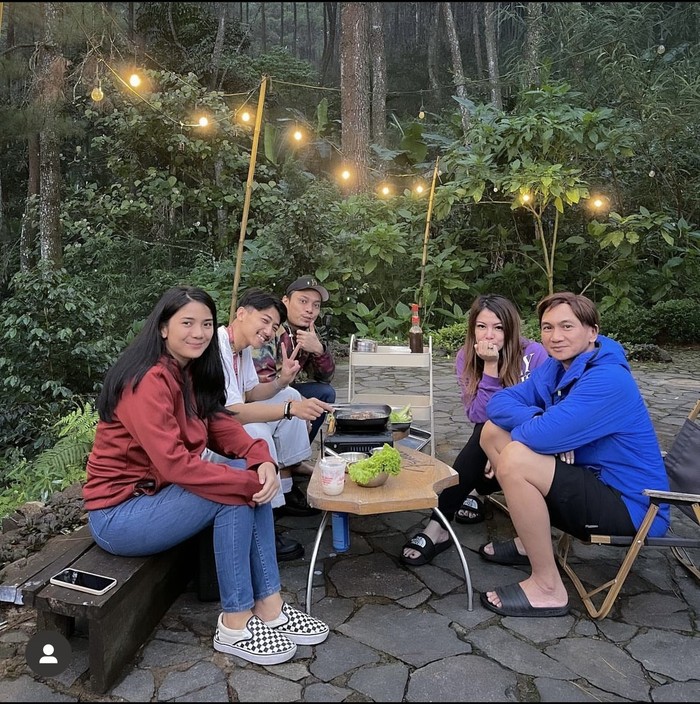 Anji Tak Bisa Tinggalkan Wina, Begini Keromantisan Mereka Saat Makan