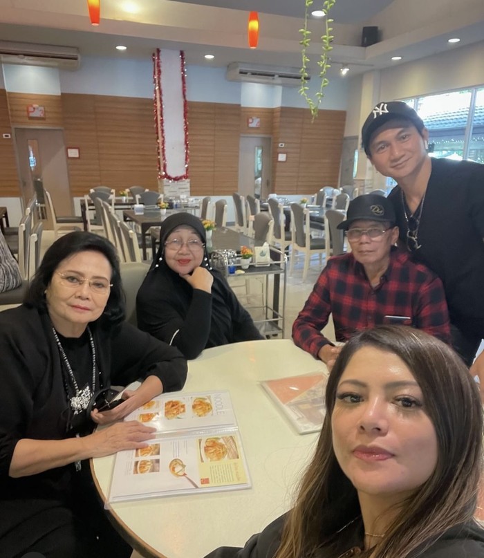 Anji Tak Bisa Tinggalkan Wina, Begini Keromantisan Mereka Saat Makan