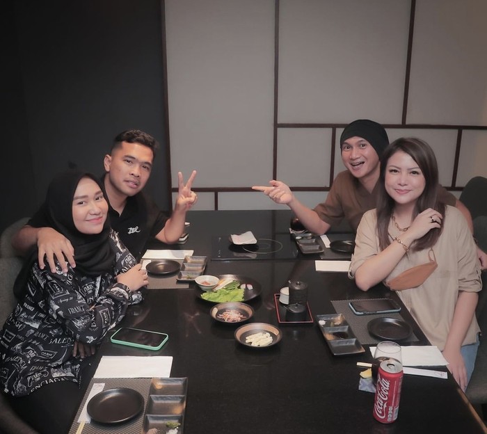 Anji Tak Bisa Tinggalkan Wina, Begini Keromantisan Mereka Saat Makan