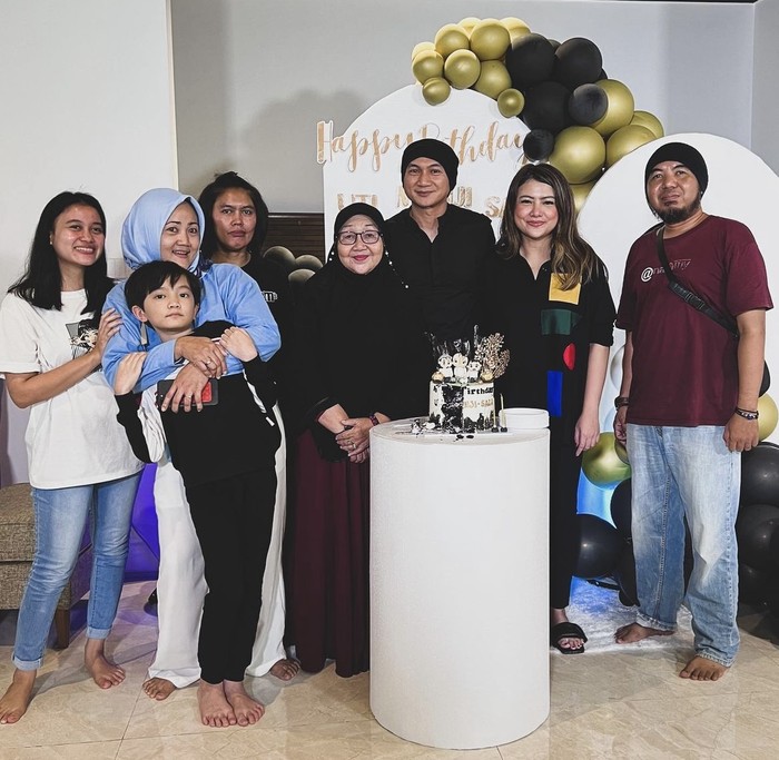 Anji Tak Bisa Tinggalkan Wina, Begini Keromantisan Mereka Saat Makan