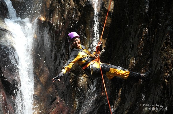 Coba Deh Canyoning di Curug Ngumpet, Seru Pakai Banget!