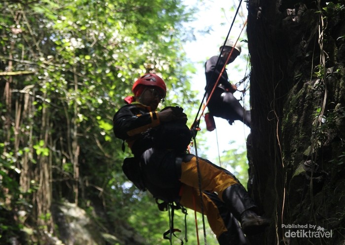 Coba Deh Canyoning di Curug Ngumpet, Seru Pakai Banget!