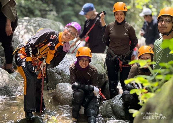 Coba Deh Canyoning di Curug Ngumpet, Seru Pakai Banget!