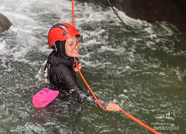 Coba Deh Canyoning di Curug Ngumpet, Seru Pakai Banget!