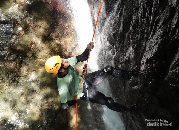 Coba Deh Canyoning di Curug Ngumpet, Seru Pakai Banget!