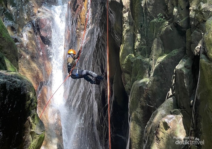 Coba Deh Canyoning di Curug Ngumpet, Seru Pakai Banget!