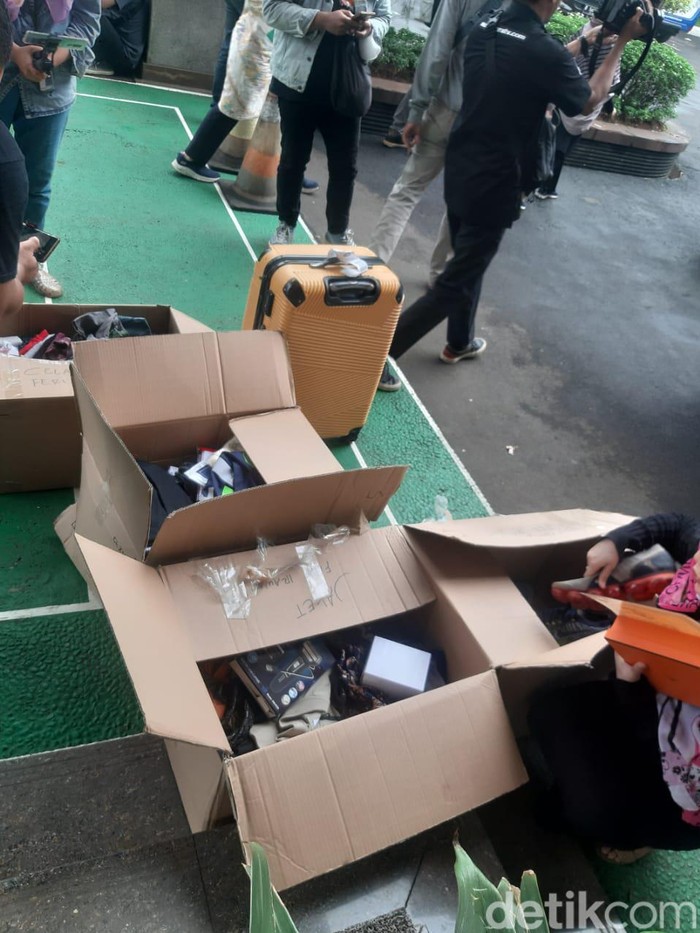 Ini Kardus dan Koper Barang Ferry Irawan Dikembalikan Venna Melinda
