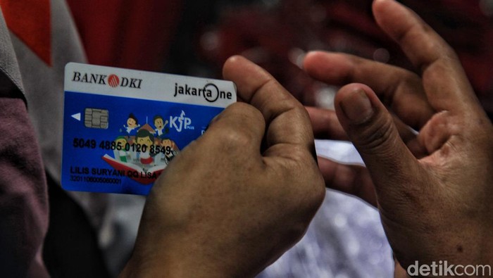 Potret Toko Seragam Sekolah Diserbu Jelang Tahun Ajaran Baru