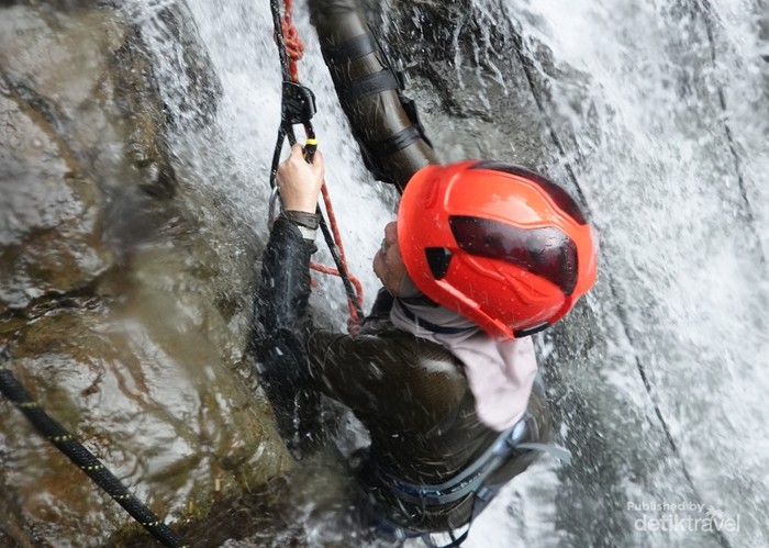 Sentul Punya Destinasi Shower Climbing, Awas Ketagihan!
