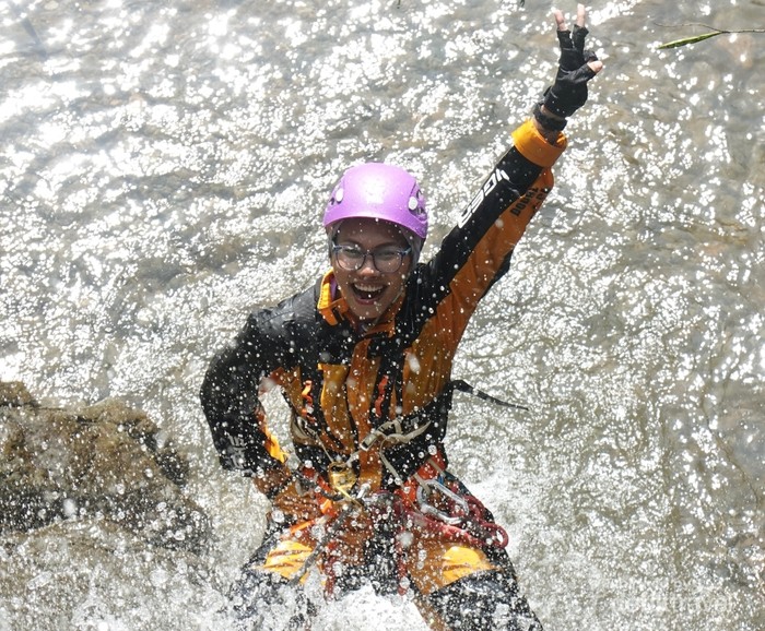 Sentul Punya Destinasi Shower Climbing, Awas Ketagihan!