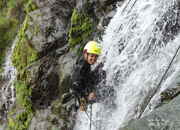 Sentul Punya Destinasi Shower Climbing, Awas Ketagihan!