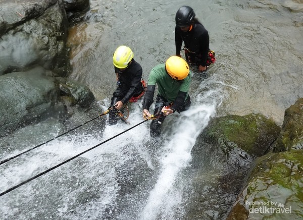 Sentul Punya Destinasi Shower Climbing, Awas Ketagihan!