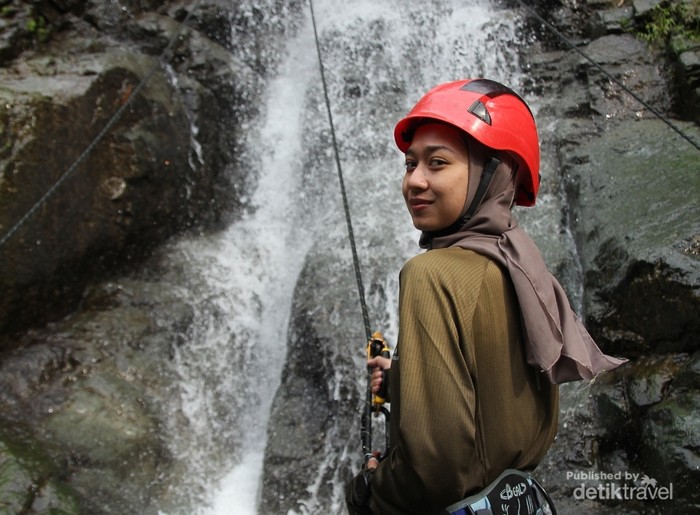 Sentul Punya Destinasi Shower Climbing, Awas Ketagihan!