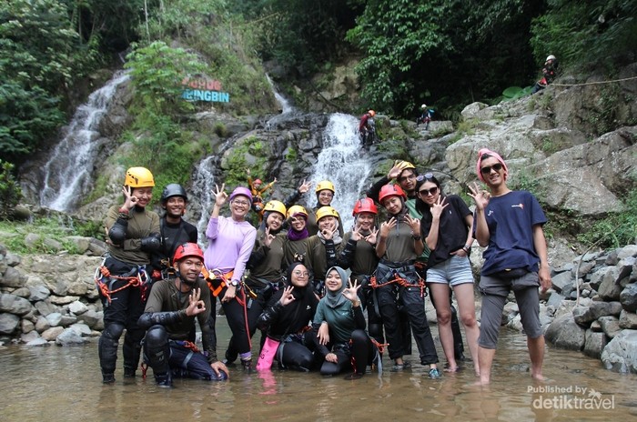 Sentul Punya Destinasi Shower Climbing, Awas Ketagihan!