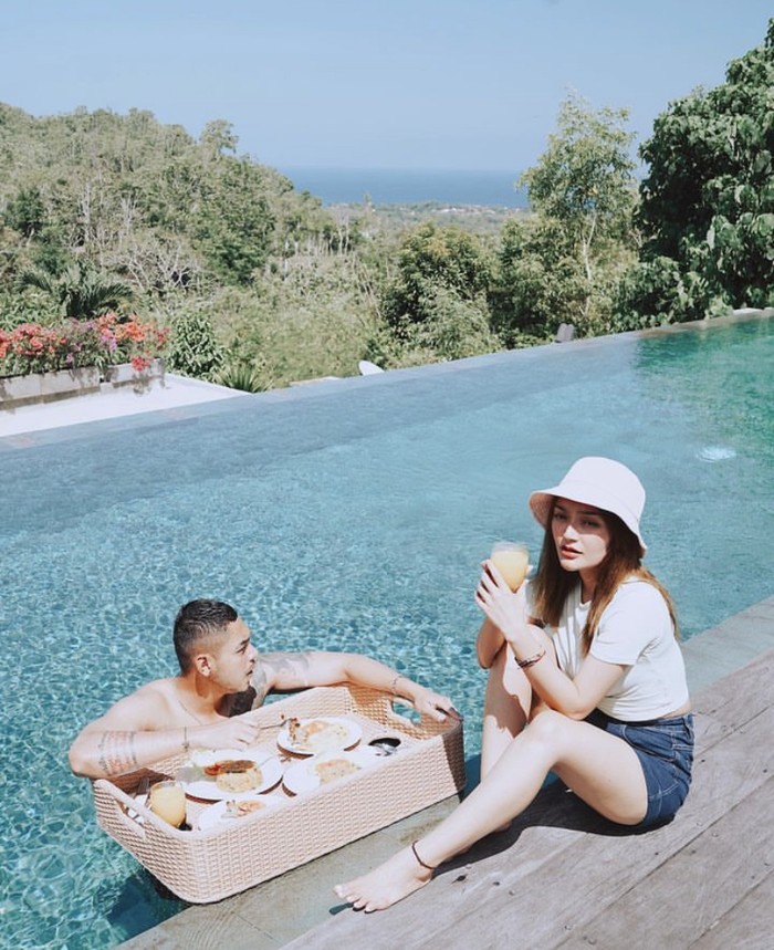 Romantisnya Siti Badriah dan Krisjiana saat Kulineran di Thailand ...