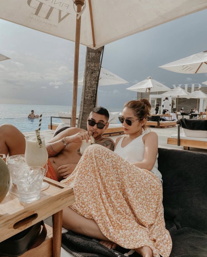 Romantisnya Siti Badriah dan Krisjiana saat Kulineran di Thailand ...