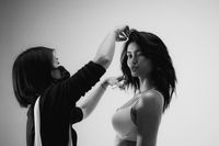 7 Potret Wanita Melayu-Muslim Pertama Jadi Model Lingerie Victoria's Secret