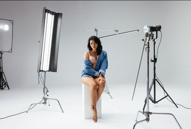 7 Potret Wanita Melayu-Muslim Pertama Jadi Model Lingerie Victoria's Secret