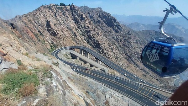 Sensasi Naik Kereta Gantung di Puncak Arab Saudi