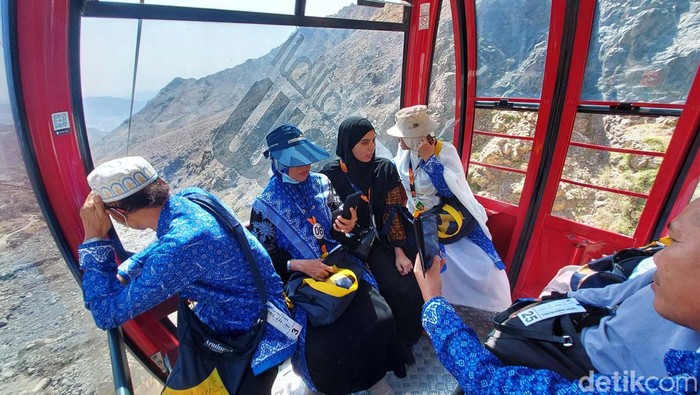 Sensasi Naik Kereta Gantung di Puncak Arab Saudi