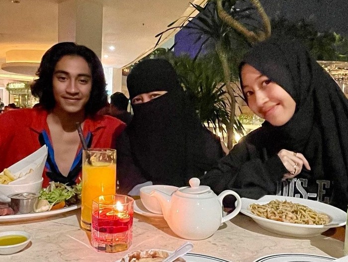 Keseruan Umi Pipik saat Kulineran Bareng Abidzar dan Adiba