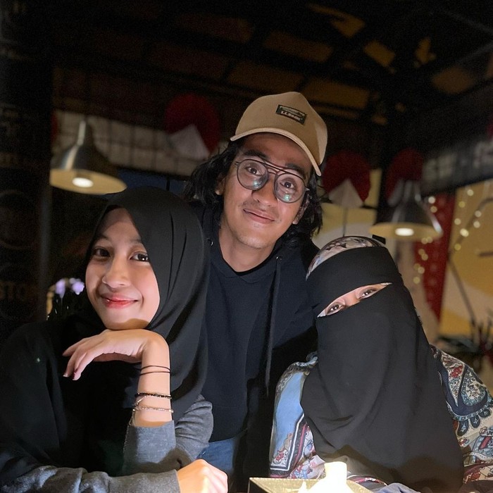 Keseruan Umi Pipik saat Kulineran Bareng Abidzar dan Adiba