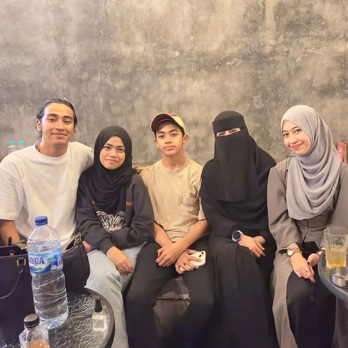 Keseruan Umi Pipik saat Kulineran Bareng Abidzar dan Adiba