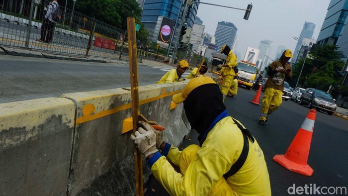 Biar Kinclong, Separator Busway di Tosari Dicat Lagi
