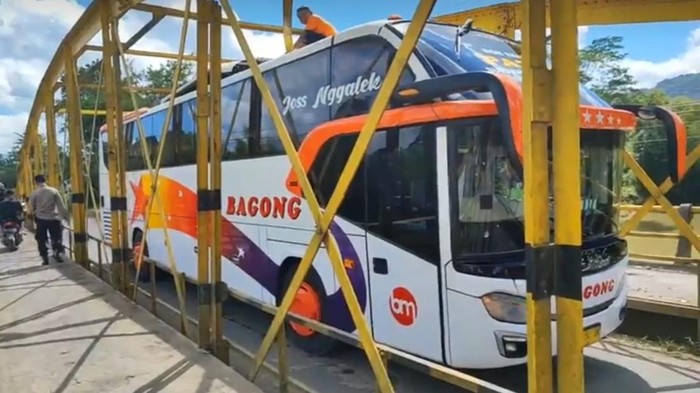 Niat Potong Jalur, Bus Bagong Justru Nyangkut di Jembatan Trenggalek Niat Potong Jalur, Bus Bagong Justru Nyangkut di Jembatan Trenggalek