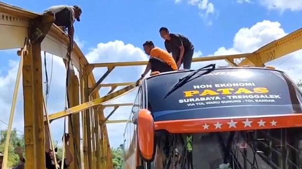 Niat Potong Jalur, Bus Bagong Justru Nyangkut di Jembatan Trenggalek Niat Potong Jalur, Bus Bagong Justru Nyangkut di Jembatan Trenggalek