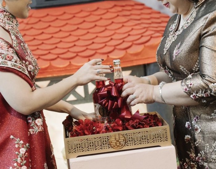 Tina Toon Lamaran, Ada Kue Cheongsam dan Sirup Merah di Acara Sangjit
