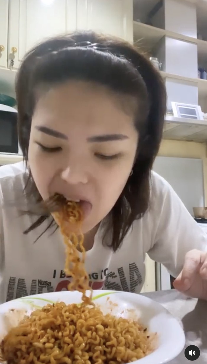 Tina Toon Lamaran, Ada Kue Cheongsam dan Sirup Merah di Acara Sangjit