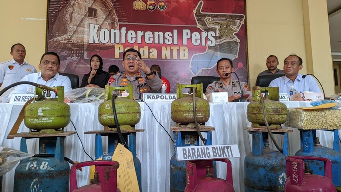 Dua Orang Ditangkap Kasus LPG Oplosan di Lombok Dua Orang Ditangkap Kasus LPG Oplosan di Lombok