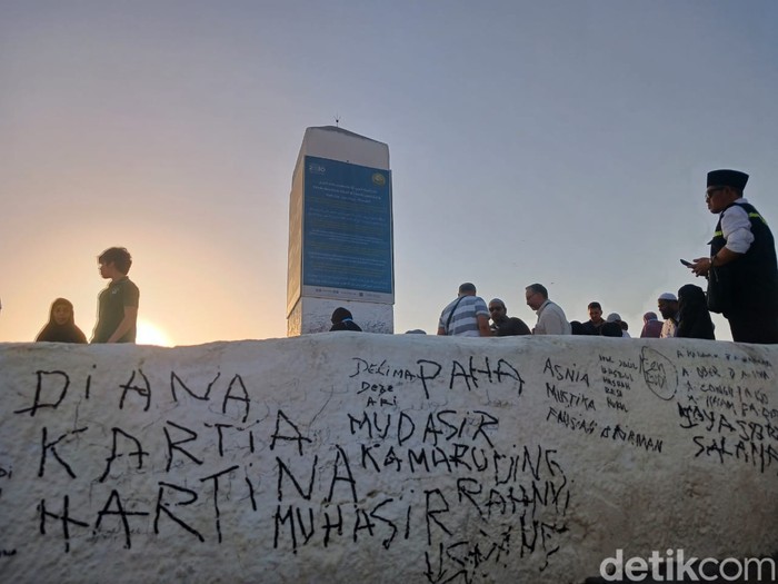 Foto: Duh! Vandalisme di Jabal Rahmah Ada Nama Diana-Hartina