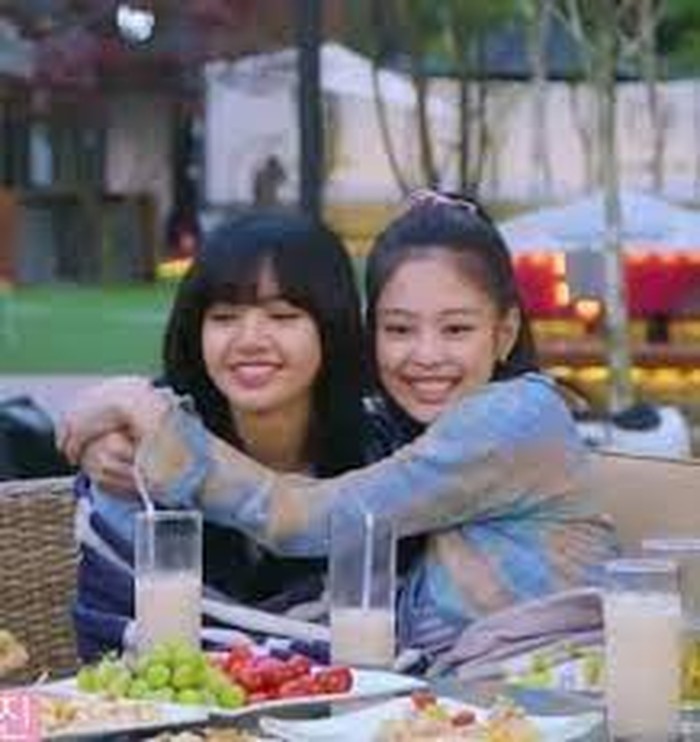 Kedekatan Jennie dan Lisa BLACKPINK saat Kulineran Berdua