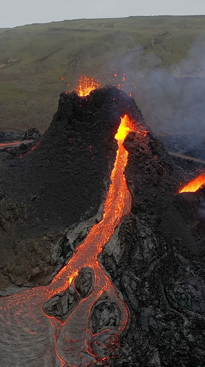 Potret Aliran Lava Panas Gunung Api di Islandia