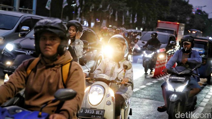 Menanti Uji Coba Pembagian Waktu Jam Kerja Jakarta