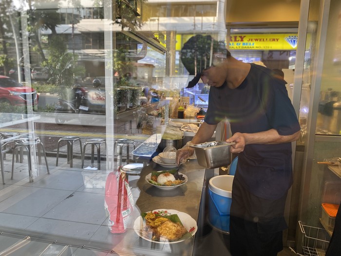 Sedapnya Nasi Cumi Hitam dan Empal Gentong di RM Lokiin yang Hits