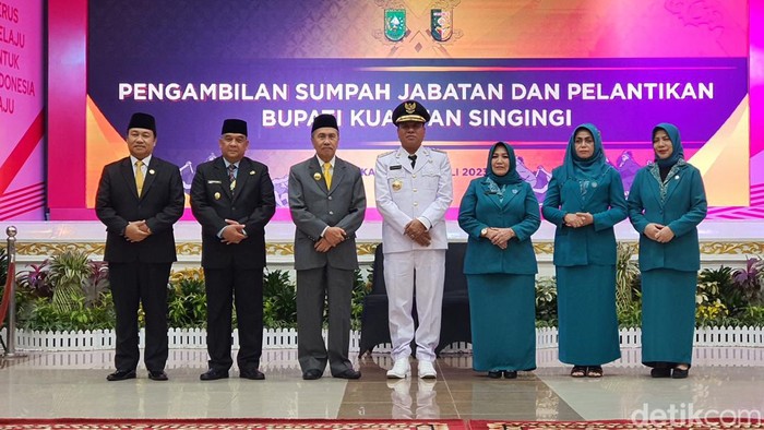Sah! Suhardiman Amby Gantikan Andi Putra Jadi Bupati Kuansing Sah! Suhardiman Amby Gantikan Andi Putra Jadi Bupati Kuansing