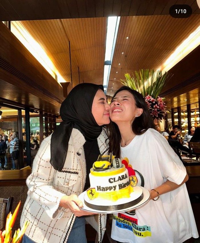 Masya Allah! Clara Shinta Hobi Berbagi Makanan Saat Umroh