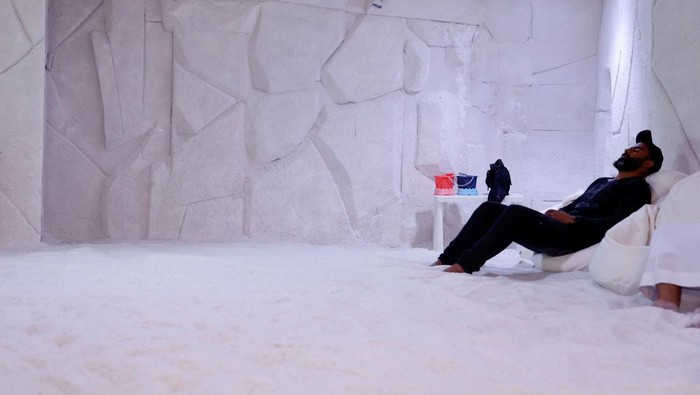 Merasakan Terapi Kesehatan di Gua Garam Uni Emirat Arab